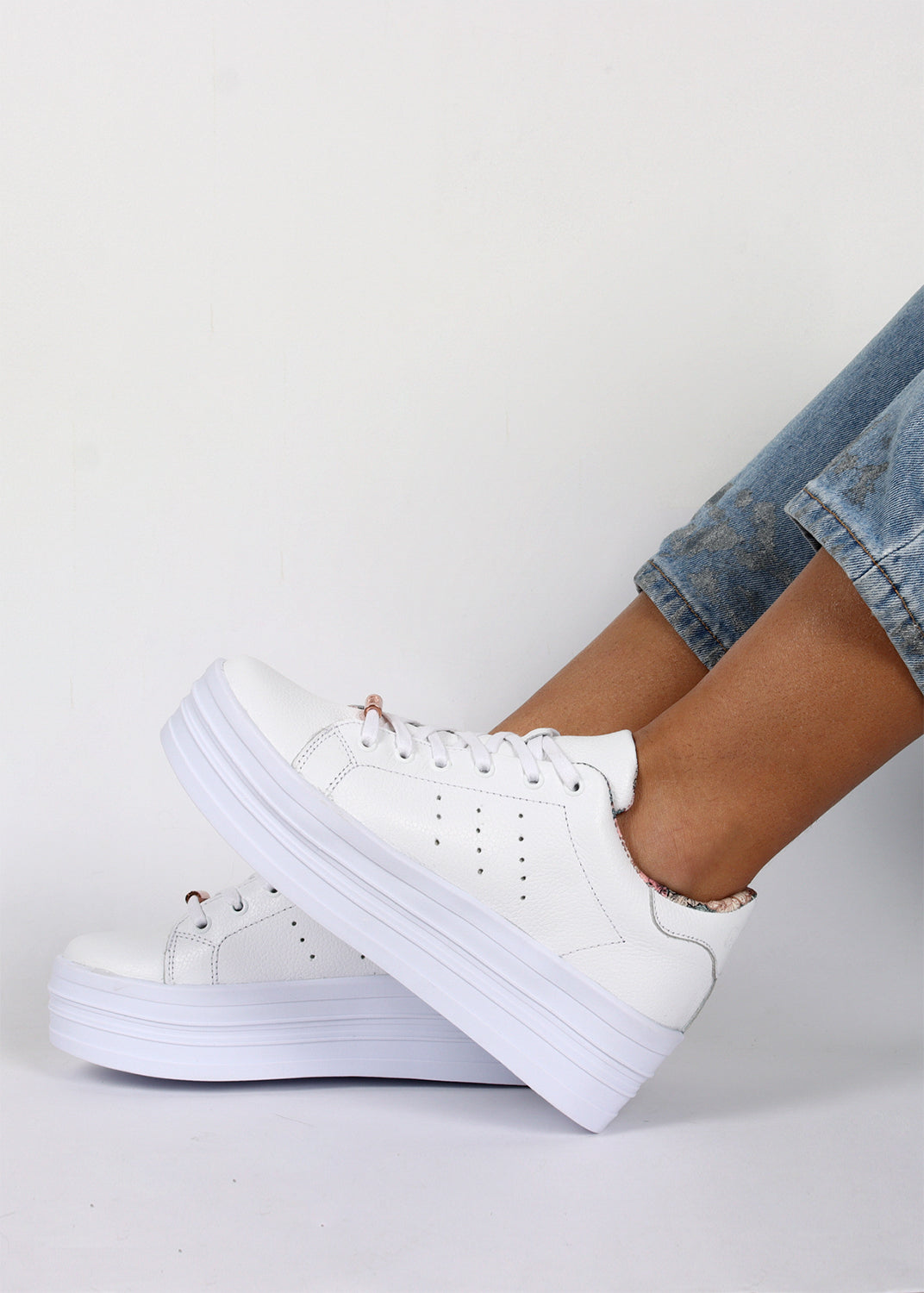 Timba Blanco Cuero con forro estampado- Tenis Blancos de plataforma ...